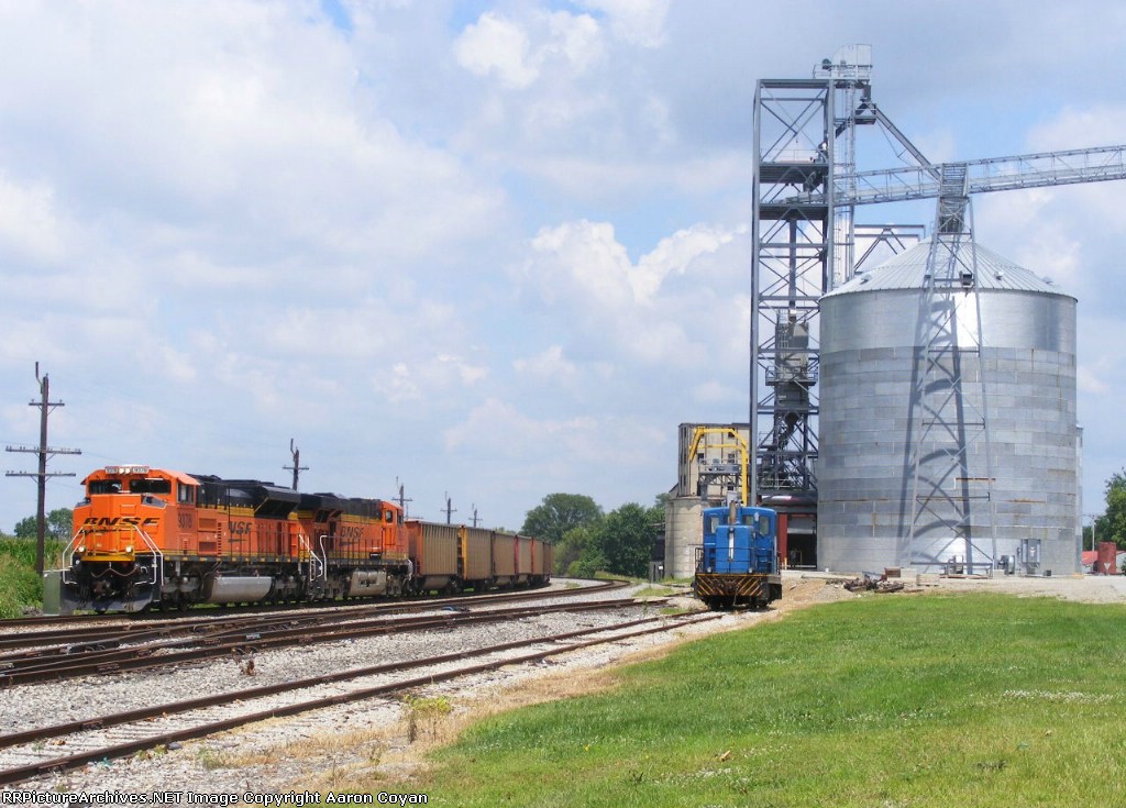 BNSF power leads NS 863
